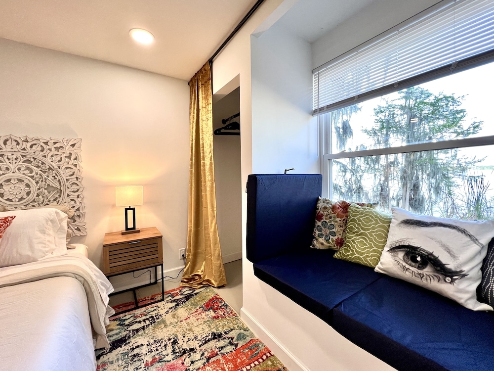 Peaceful & Stylish Pool Home With Gorgeous Lake Views - Wildwood, FL