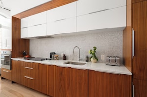 Loft Familiar (2 bed Premium Loft) | Cozinha privada | Um frigorífico, um forno, uma placa de cozinha 