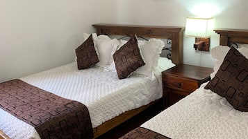 Quarto Twin Standard | Cortinas/cortinados opacos, ferro/tábua de engomar