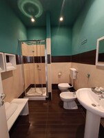 Um chuveiro fixo, um secador de cabelo, um bidé, toalhas fornecidas 