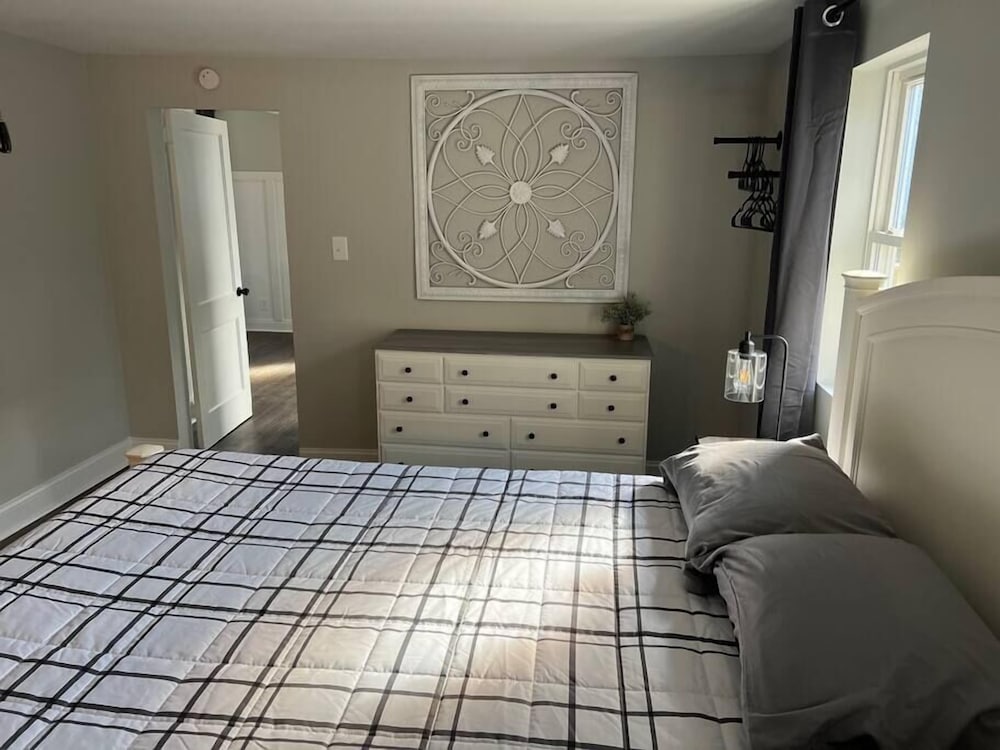 Newly Renovated Cute 3 Bedroom 2 Bath Bungalow - Charlotte, NC