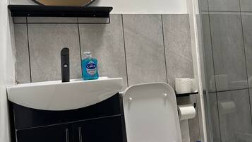 Estúdio | Casa de banho | Um polibã, toalhas fornecidas