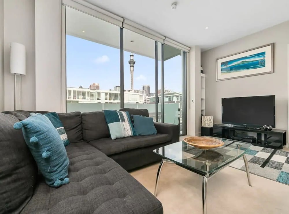 Beautiful 2br - Pool, Gym & Parking Zodiak Stays - 