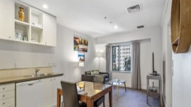 Um apartamento moderno com cozinha, sala de jantar e sala de estar.
