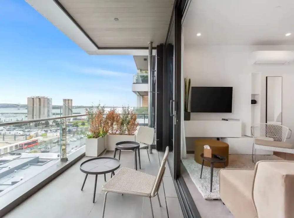 Sleek Modern Studio With Balcony! - Auckland