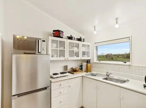 Apartamento | Cozinha privada | Geladeira, micro-ondas, cooktop, lava-louças