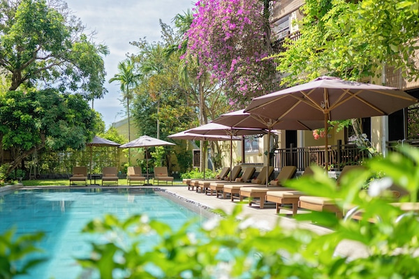 2 piscinas exteriores, da(s) 7:00 à(s) 19:00, guarda-sóis