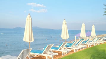 Uma praia privada nas proximidades, praia de areia branca