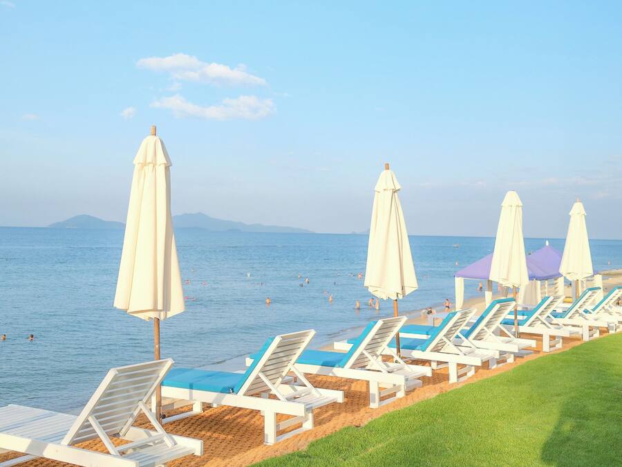 Praia particular nas proximidades, areia branca