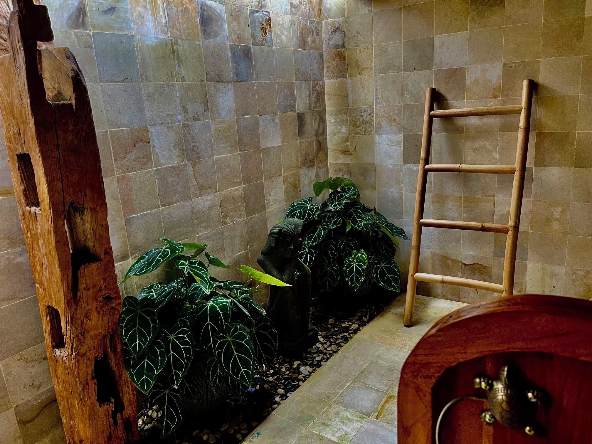 Bungalow Deluxe | Casa de banho | Um polibã, um chuveiro fixo, produtos de higiene exclusivos 
