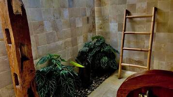 Bungalow Deluxe | Casa de banho | Um polibã, um chuveiro fixo, produtos de higiene exclusivos