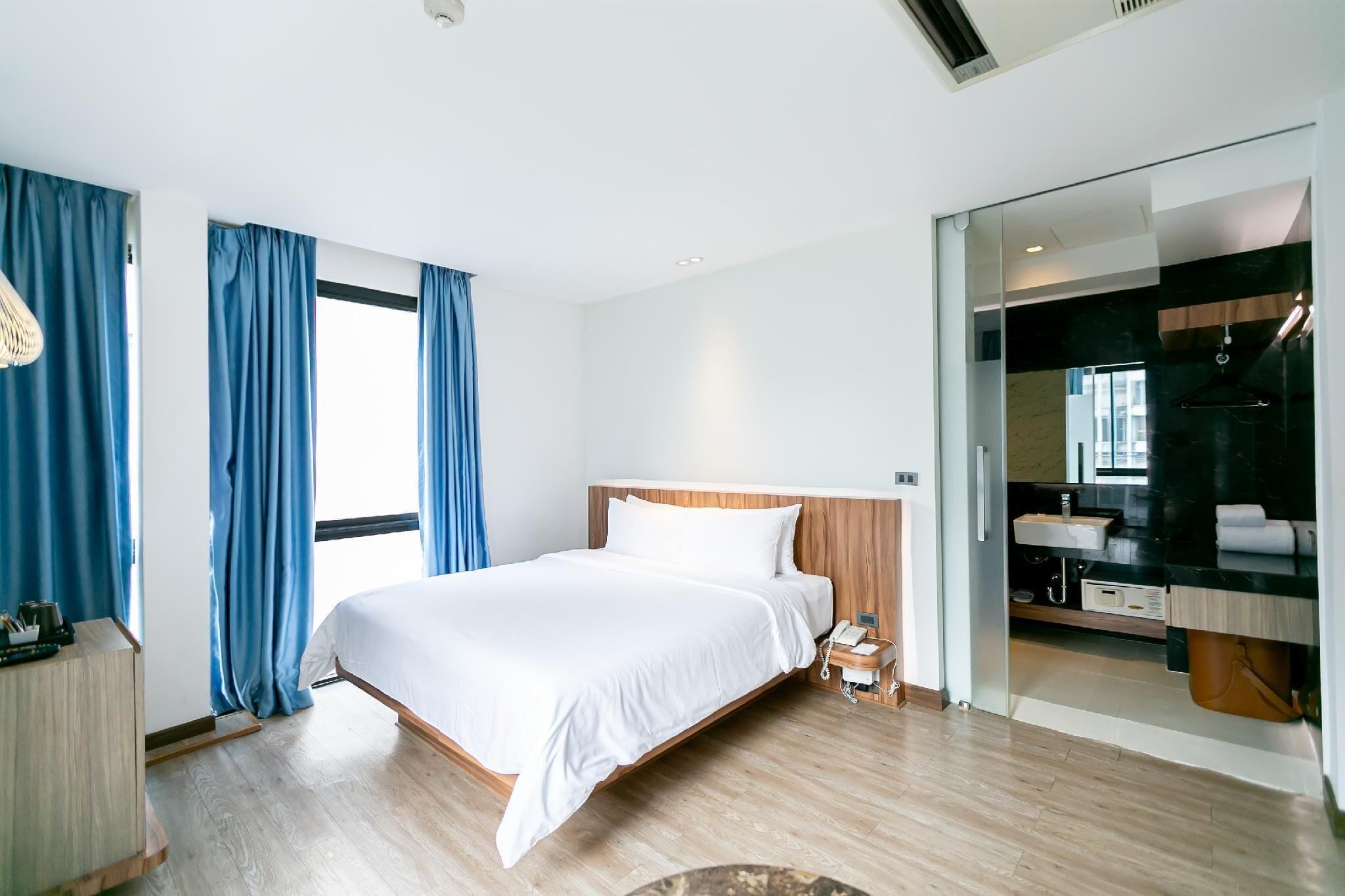 Quarto Deluxe, no canto | Roupa de alta qualidade, edredões de penas 