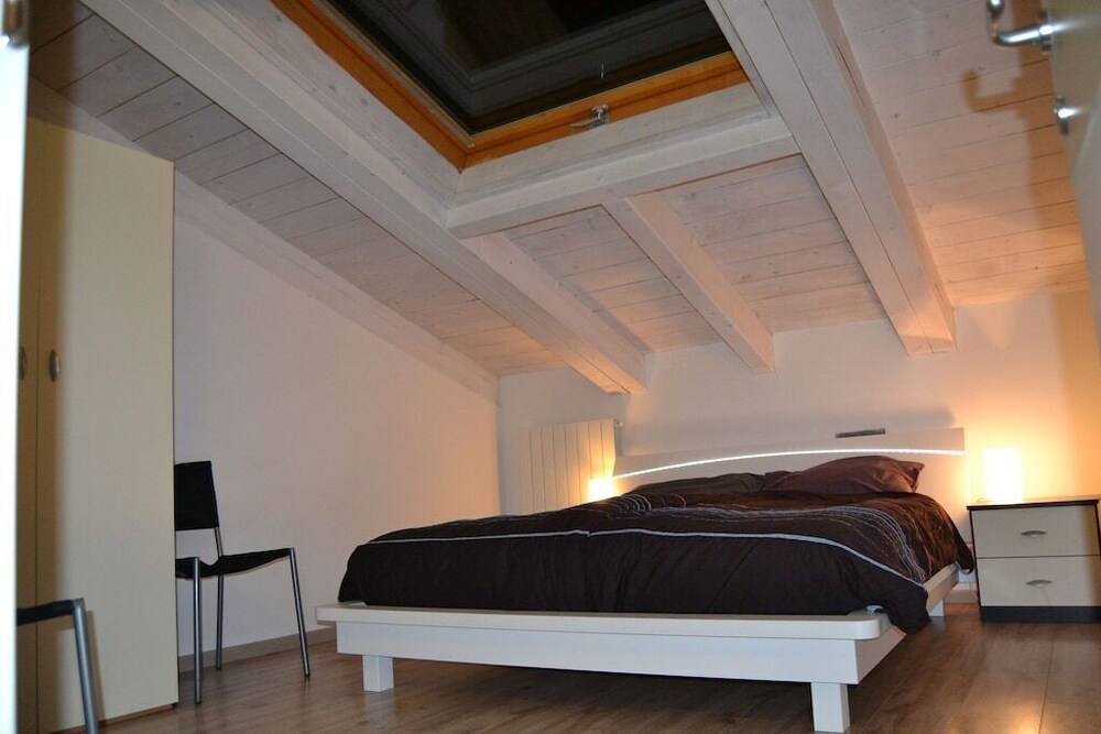 Directly on the lake, a few minutes from the center, train station ...