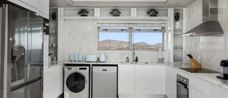Apartamento executivo | Cozinha privada | Geladeira, micro-ondas, fogão, cooktop
