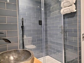 Chuveiro, chuveiro com efeito de chuva, produtos de toalete grátis 