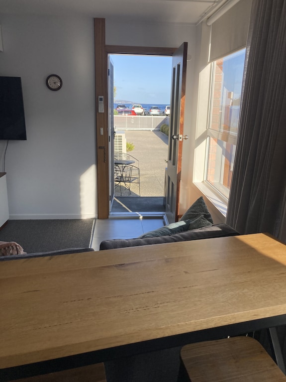 Beachfront Accommodation Located 20 Meters To Beach, Local Restaurants And Bars. - Hobart
