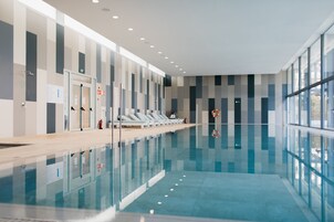 Piscina interior, piscina exterior sazonal 