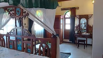 Quarto Duplo ou Twin Superior | Minibar, cofre no quarto, secretária, ferro/tábua de engomar