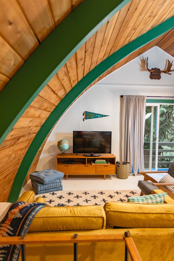 Beautifully Designed Arched A-frame Cabin With Gas Grill & Wood-burning Stove - Mount Baker, WA
