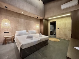 Suite Júnior, vista para o jardim | 2 quartos, roupa de alta qualidade, cortinas/cortinados opacos