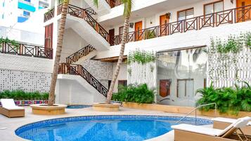 2 piscinas externas, funciona das 9h às 20h, espreguiçadeiras