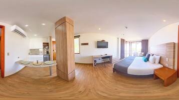 Suíte estúdio luxo | Frigobar, cofres nos quartos, individualmente decorados, escrivaninha