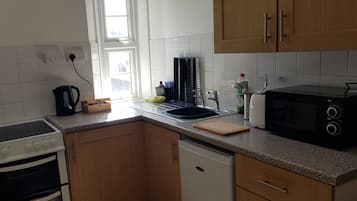 Apartamento, 1 quarto (Apartment 1) | Cozinha privada | Geladeira grande, micro-ondas, chaleira elétrica, torradeira