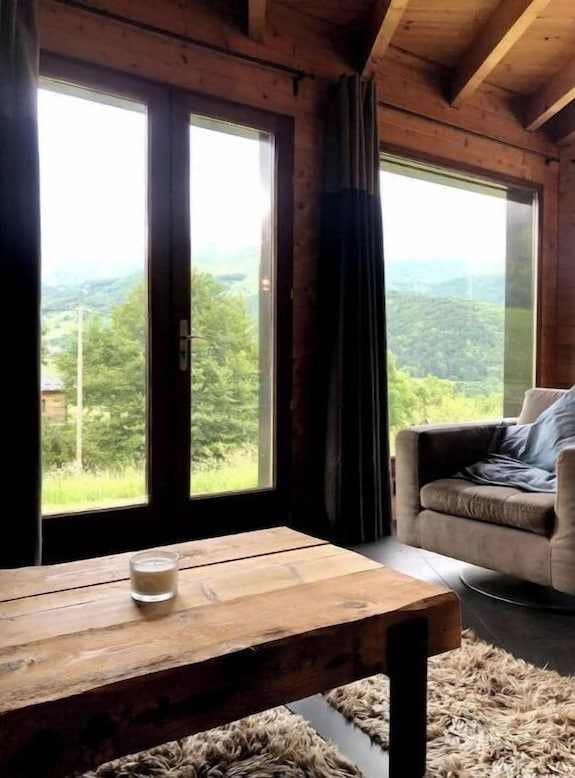 Joli Chalet Face Au Plomb Du Cantal - Auvergne