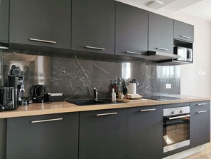 Apartment with Jacuzzi and Sauna | Cozinha privada | Uma máquina de café expresso, uma cafeteira/bule, uma chaleira elétrica 
