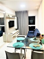 Apartamento superior | Área de estar | Smart TV 40 polegadas com canais digitais, TV, Netflix