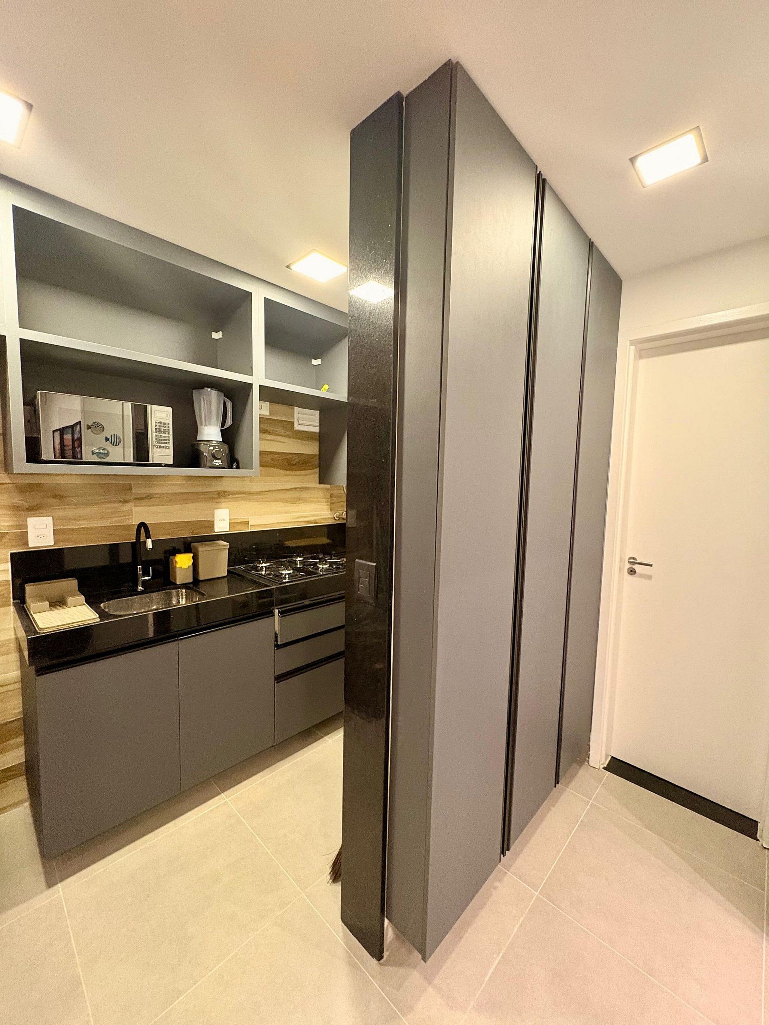 Apartamento Signature | Cozinha privada | Um frigorífico, um micro-ondas, liquidificador, batedeira 
