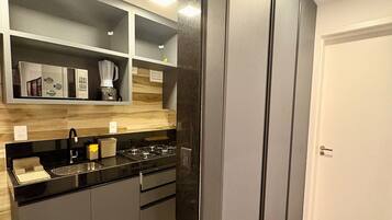 Apartamento Signature | Cozinha privada | Um frigorífico, um micro-ondas, liquidificador, batedeira