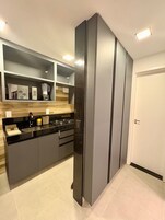 Apartamento com design assinado | Cozinha privada | Geladeira, micro-ondas, liquidificador, mixer de alimentos