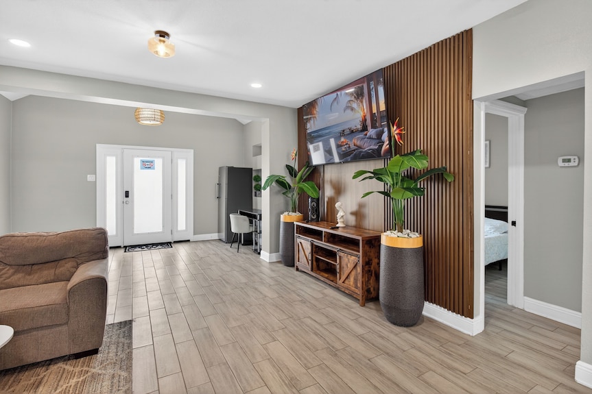 Sleeps 15/ Private Beach & Heated Pool /Mins To Tampa /Bush Gardens/ Buccs/ Zoo - Tampa, FL