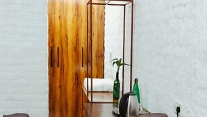 Uma cozinha compacta com um armário de madeira, uma mesa pequena e uma bancada.