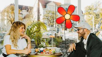 Pequeno-almoço self-service diário (15 EUR por pessoa)