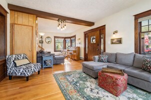 Casa, 4 quartos | Sala de estar | Serviços de streaming