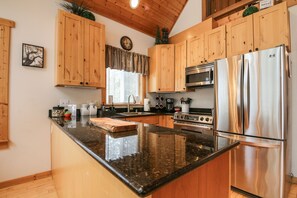 Cabine, 2 quartos | Cozinha privada | Um frigorífico, um forno, uma cafeteira/bule, uma torradeira 