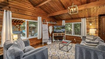 Cabine, 2 quartos | Sala de estar | Serviços de streaming