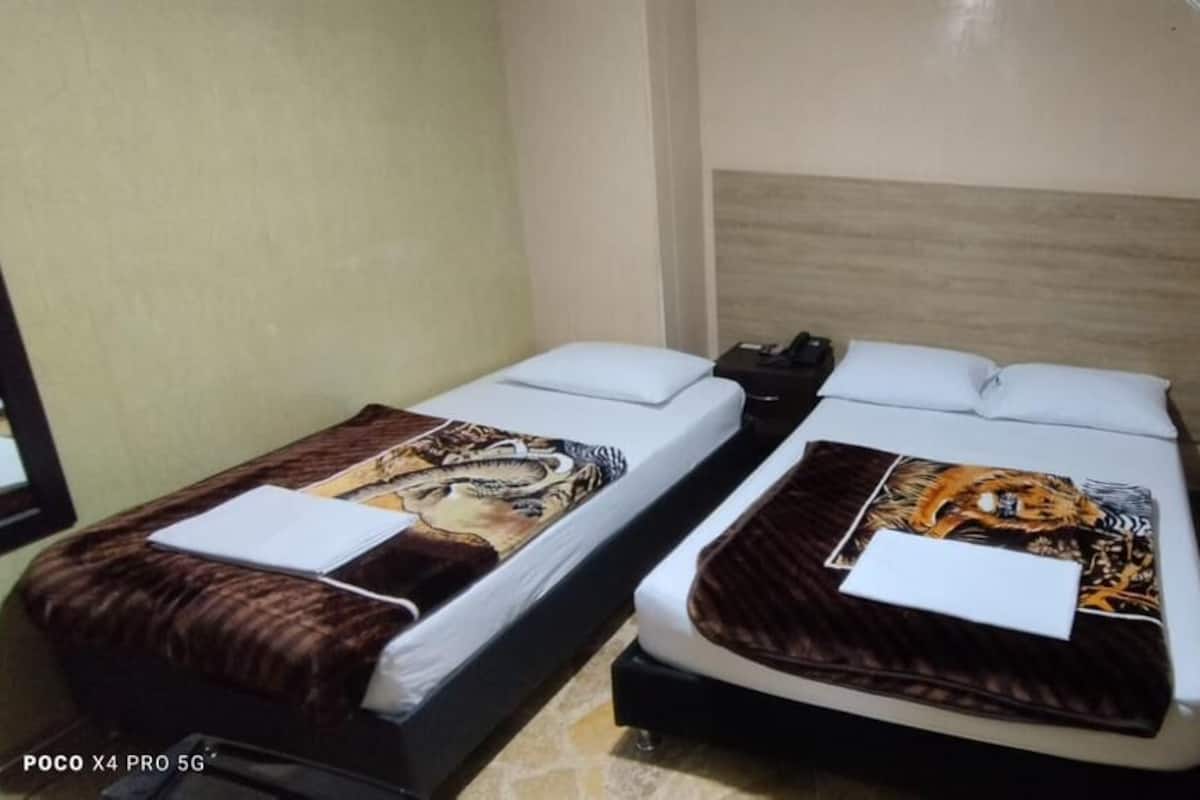 Quarto Twin Básico | Minibar, secretária, cortinas/cortinados opacos, ferro/tábua de engomar
