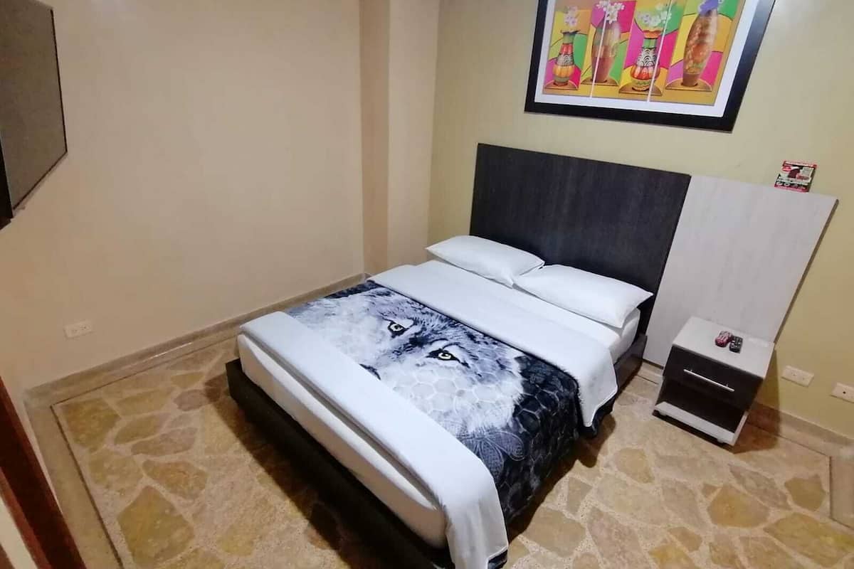 Quarto Duplo Básico | Minibar, secretária, cortinas/cortinados opacos, ferro/tábua de engomar