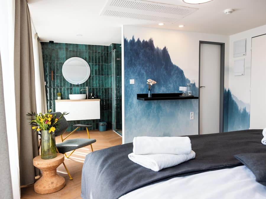 Quarto Duplo Deluxe | Cofre no quarto, Wi-fi grátis, roupa de cama fornecida