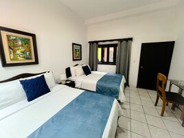 Quarto Twin Standard | Roupa de alta qualidade, edredões de penas, secretária 