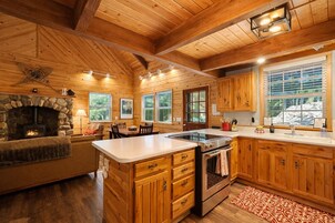 Cabine, 2 quartos | Cozinha privada | Um frigorífico, um forno, uma cafeteira/bule, uma torradeira 