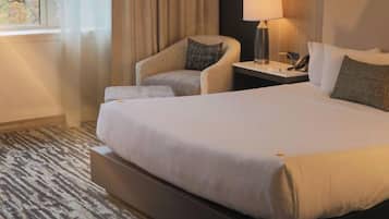 Quarto luxo | Cofres nos quartos, cortinas blackout, ferros/tábuas de passar roupa