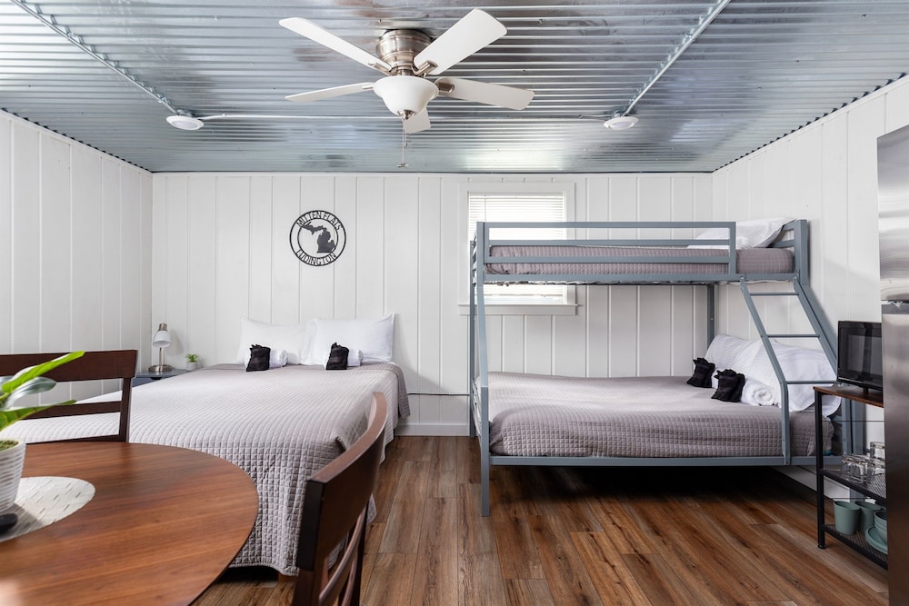 Mitten Flats #3 - 1 Block to the beach! - Ludington | Vrbo