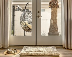 Quarto, 1 cama King, varanda | Roupas de cama de algodão egípcio, roupas de cama premium, escrivaninha