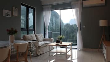 Apartamento de Luxo, 3 quartos, vista para a montanha | Sala de estar | Smart TV de 55 polegadas com canais via satélite, televisor
