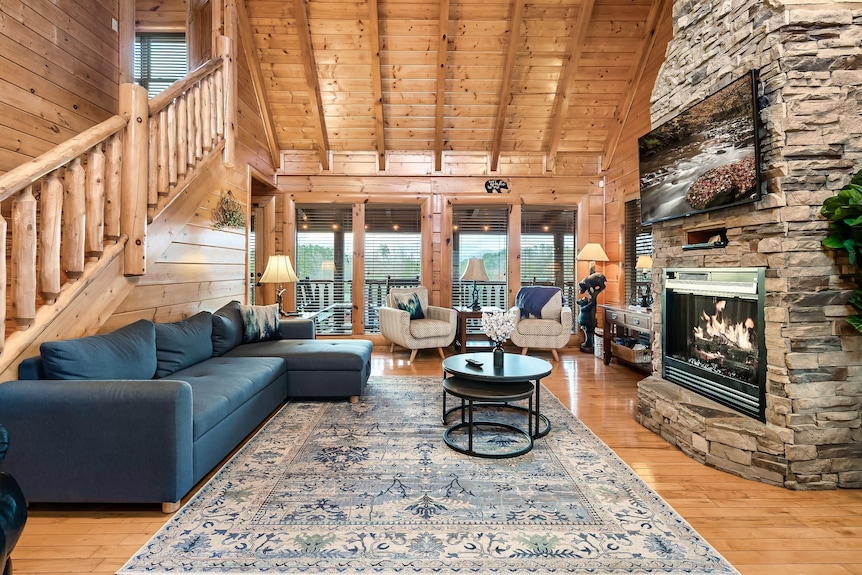 Indoor, Outdoor Pool| Mini Golf| Seasons Murals - Pigeon Forge, TN