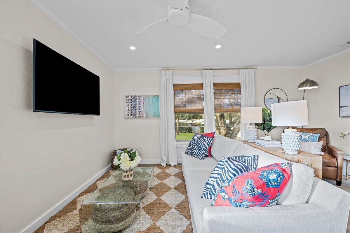 The Palm  Bright & Airy Jacksonville Beach Retreat & 7 Mins To Mayo - Jacksonville Beach, FL